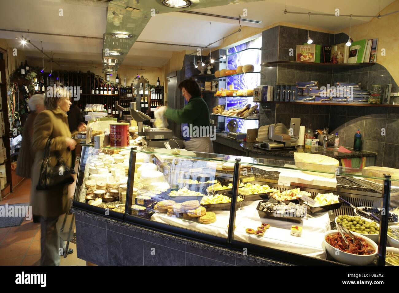 Deli counters hi-res stock photography and images - Alamy
