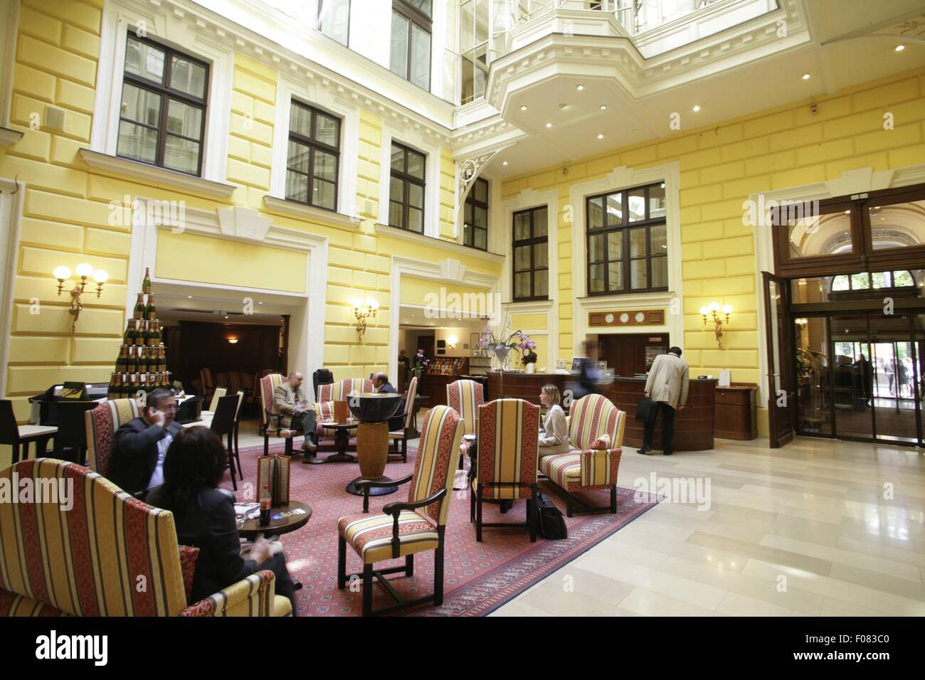 Hotel lobby guests sitting hi-res stock photography and images - Alamy