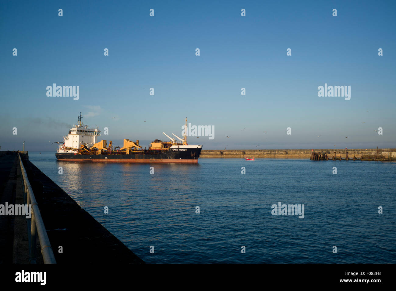 Dredger Sand Heron arriving in Shoreham Harbour, Sussex Stock Photo - Alamy