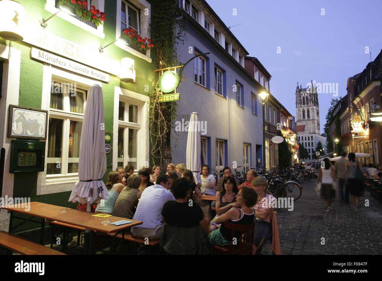 People dining outside restaurants Stock Photo - Alamy