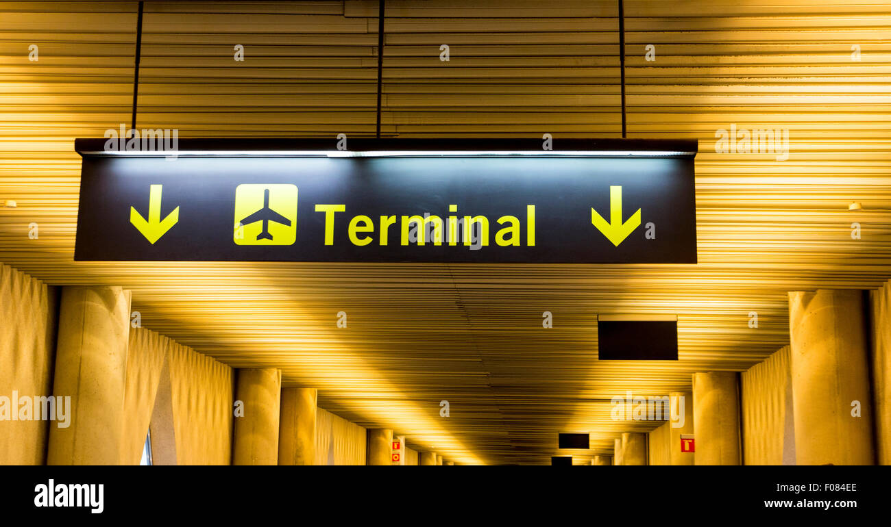 Airport direction signs hi-res stock photography and images - Alamy