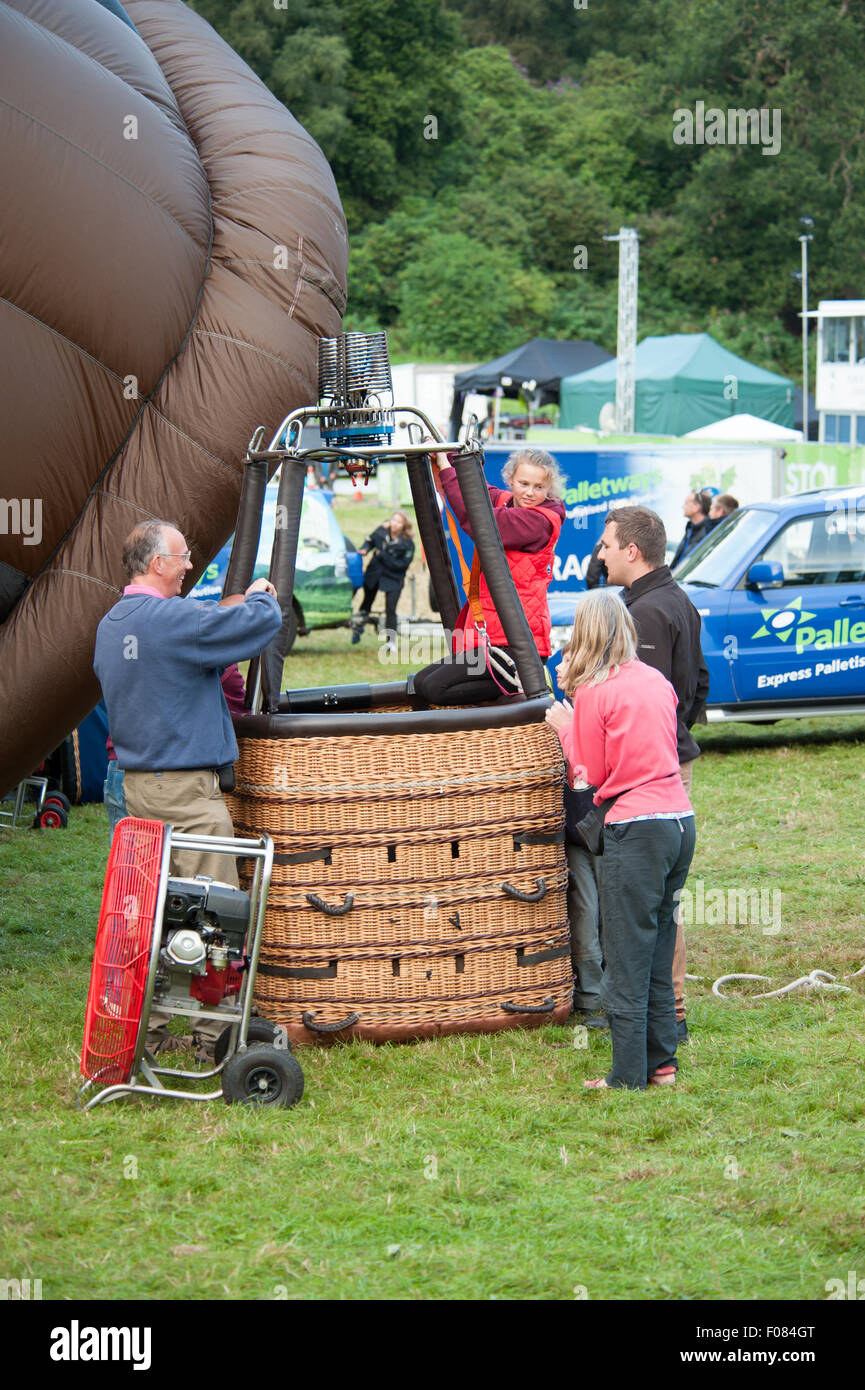 passengers boarding hot air balloon before flight Stock Photo - Alamy