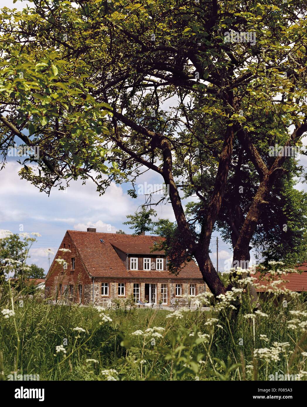 Restored manor houses hi-res stock photography and images - Alamy