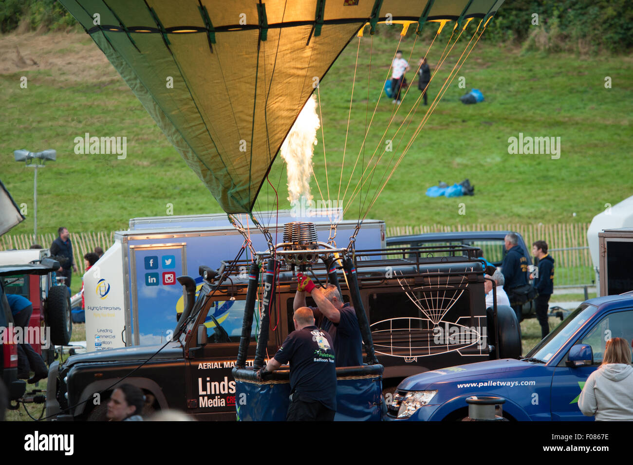 passengers boarding hot air balloon before flight Stock Photo - Alamy