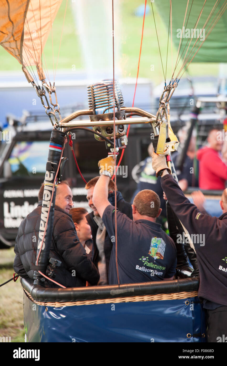 passengers boarding hot air balloon before flight Stock Photo - Alamy
