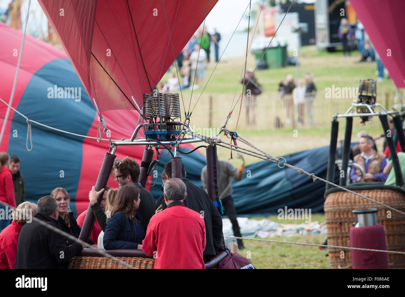 passengers boarding hot air balloon before flight Stock Photo - Alamy