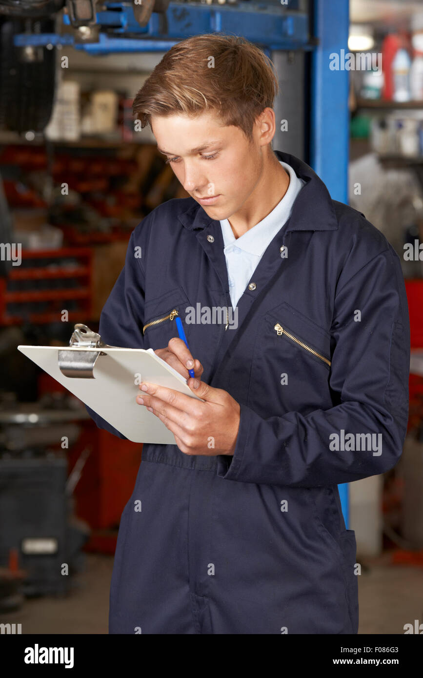 Car mechanic clipboard in repair hi-res stock photography and images ...
