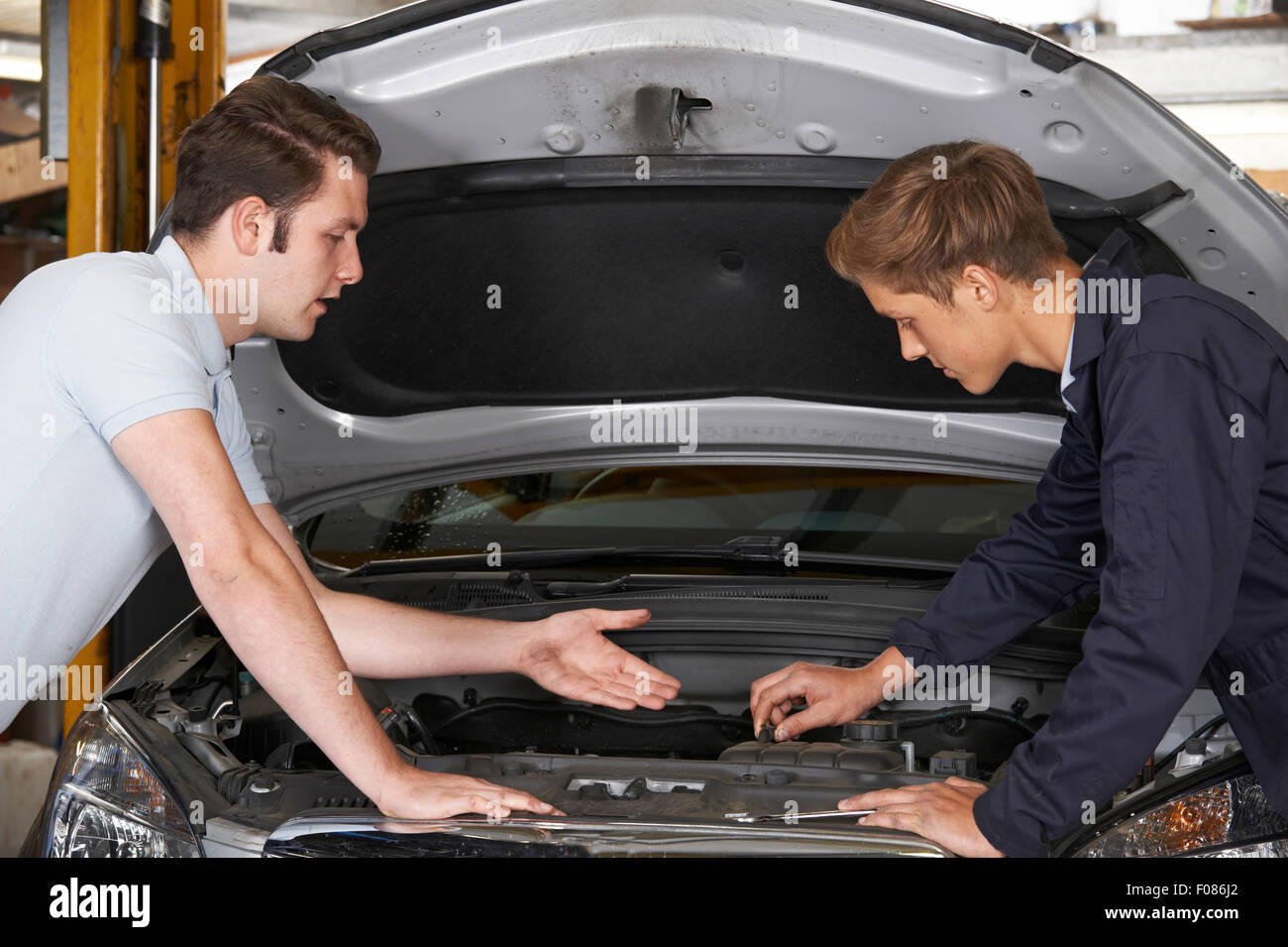 Teen mechanic hi-res stock photography and images - Alamy