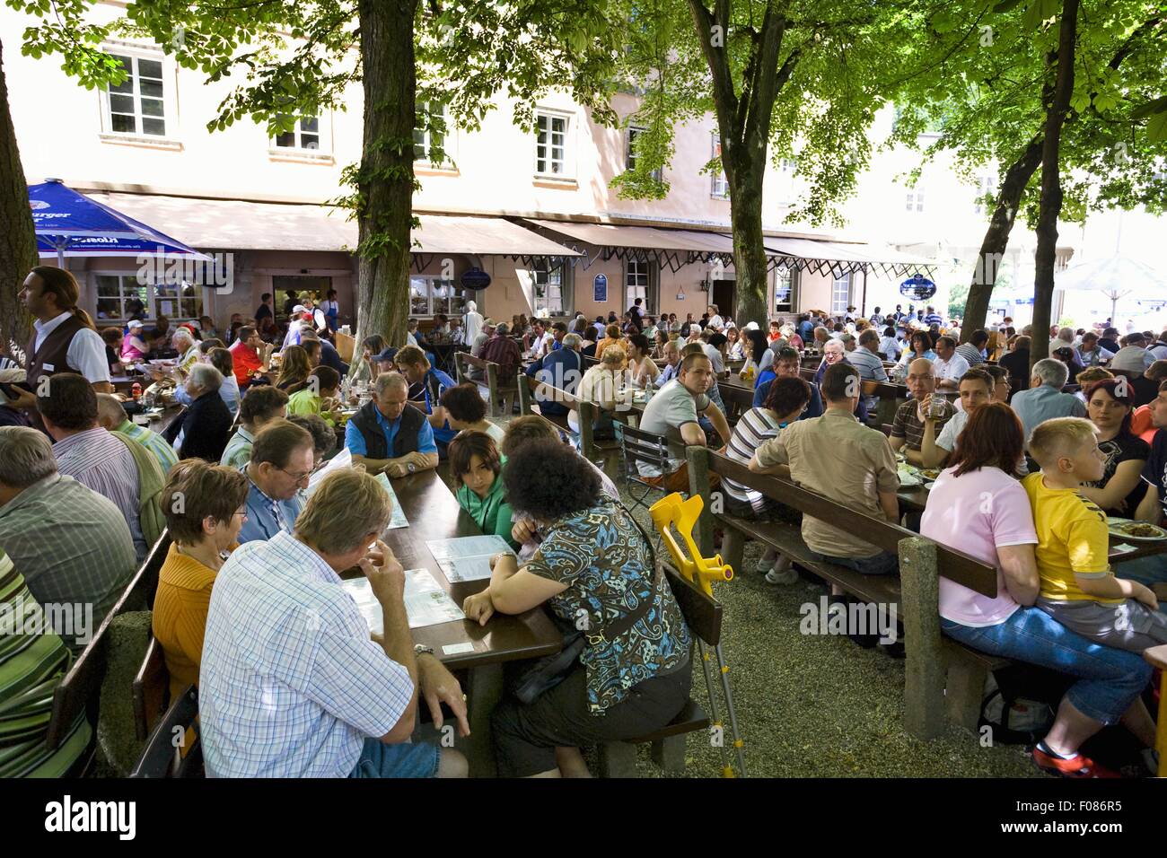 Guest tables hi-res stock photography and images - Alamy
