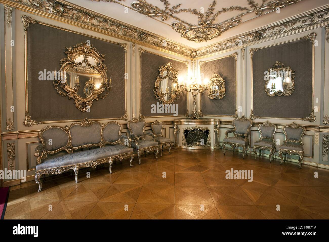 Gold gilt furniture hi-res stock photography and images - Alamy