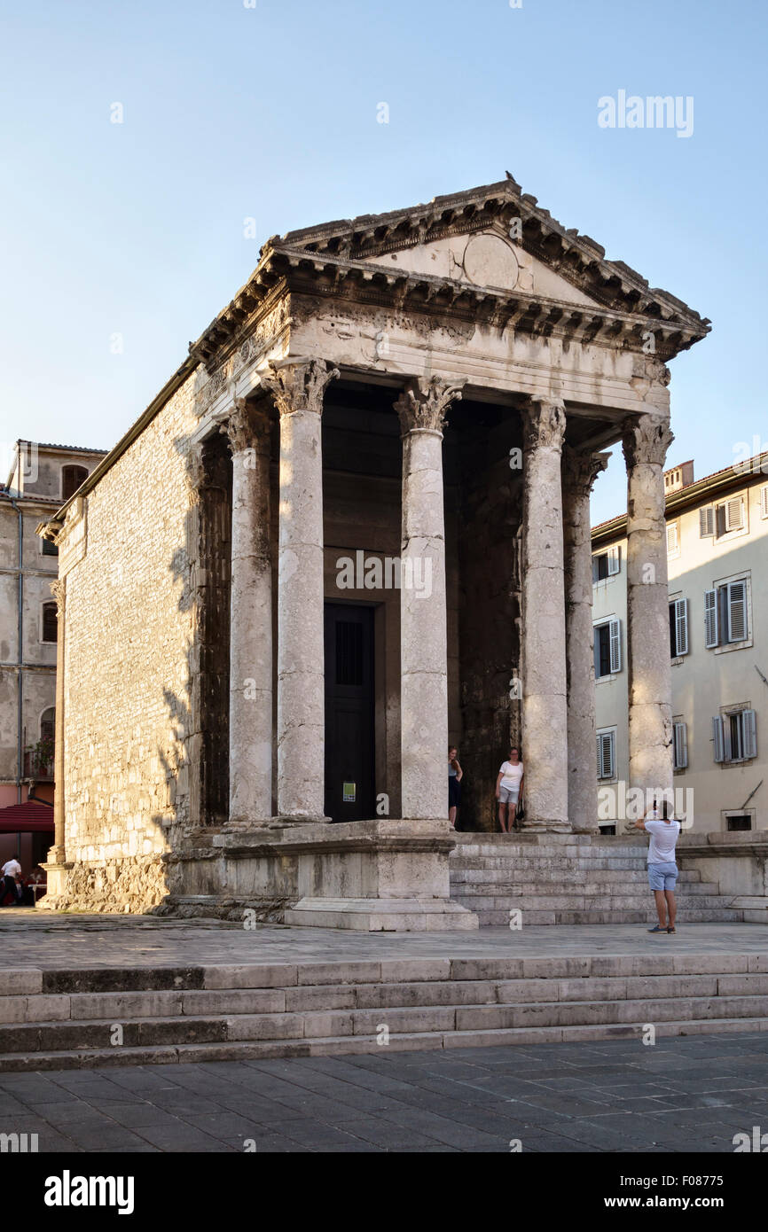 A roman temple hi-res stock photography and images - Alamy