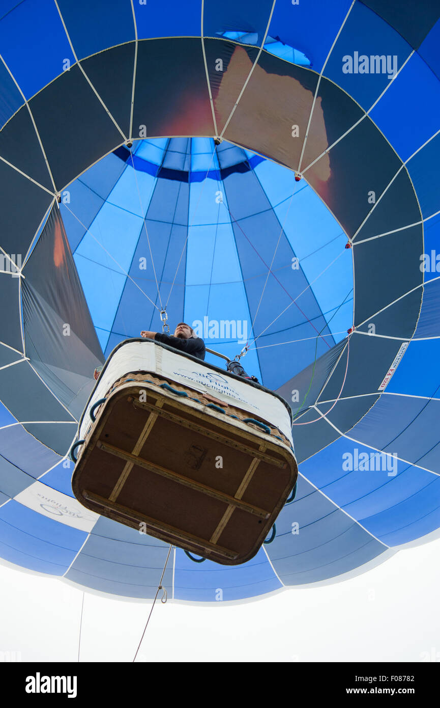hot air balloon from below Stock Photo - Alamy