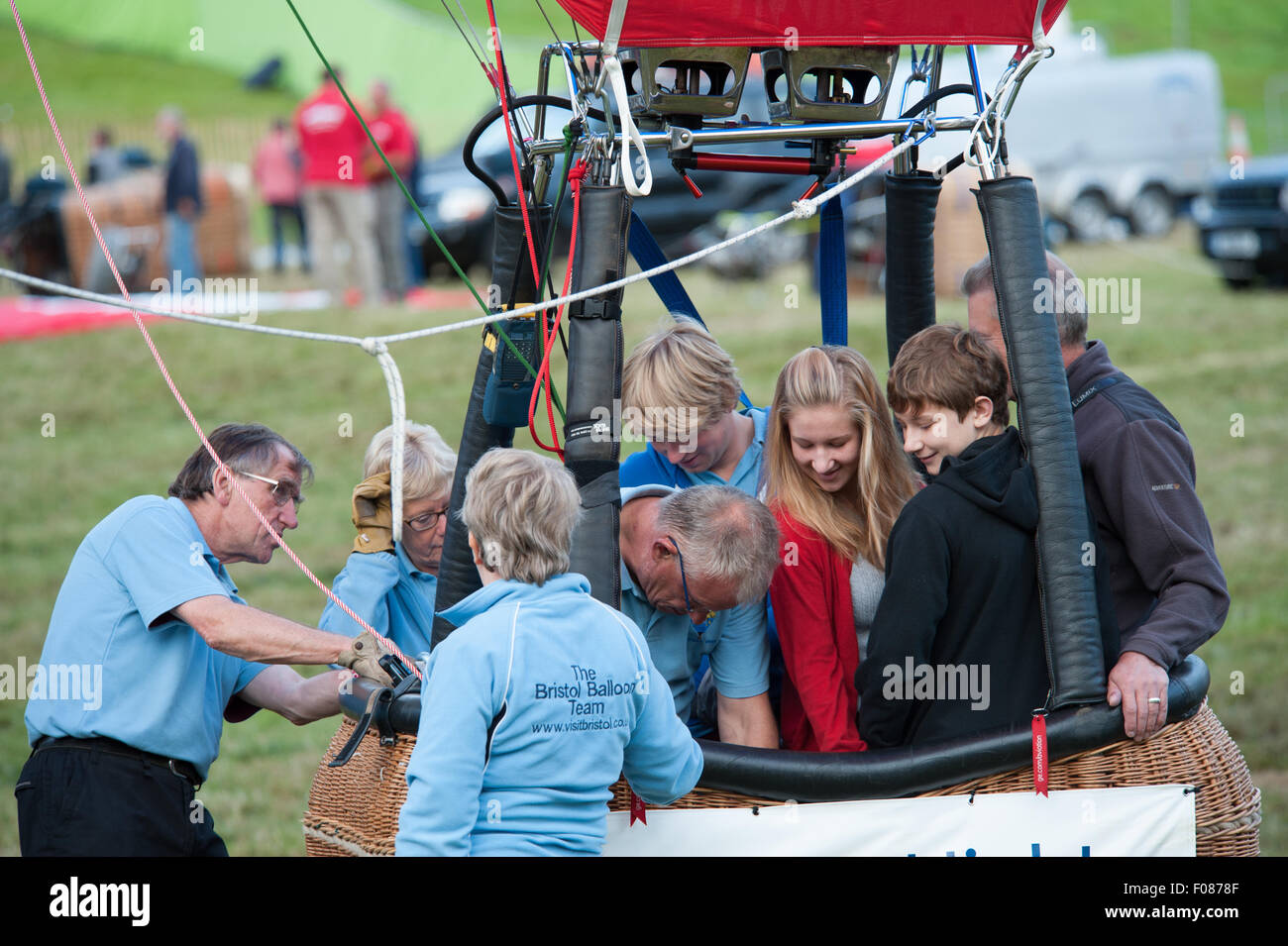 passengers boarding hot air balloon before flight Stock Photo - Alamy
