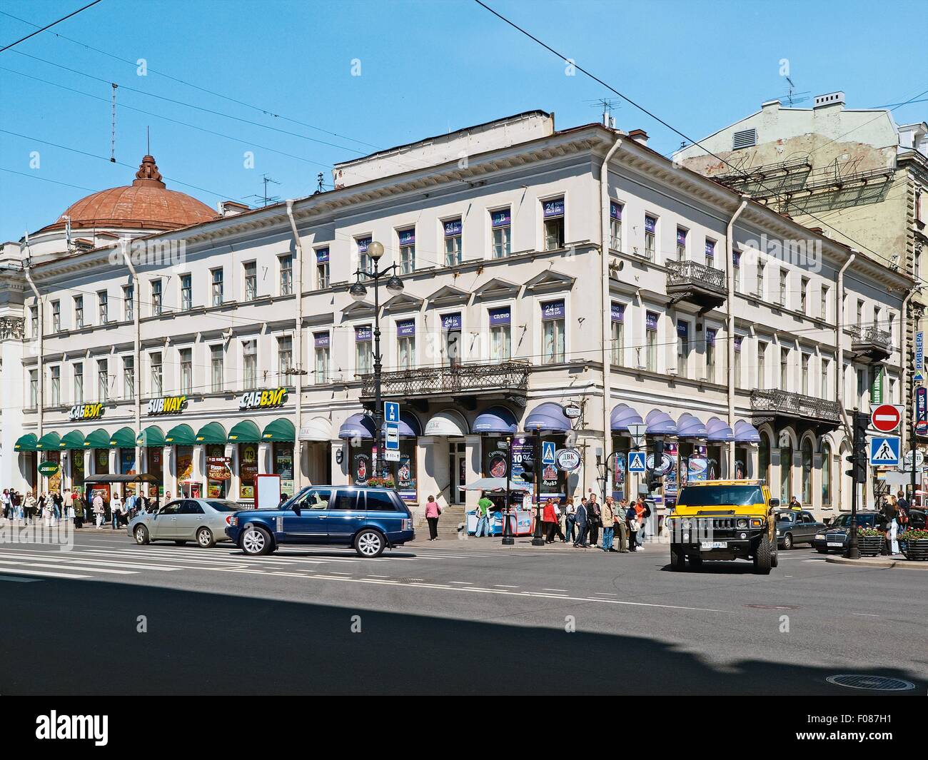 View of busy street in Nevsky Prospekt, Saint Petersburg, Russia Stock ...