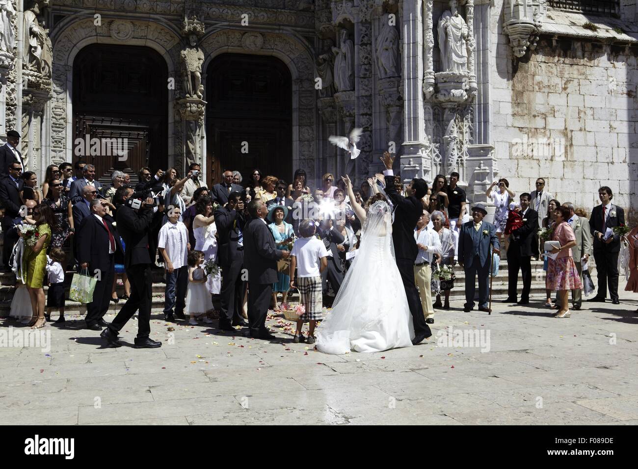 Bride and groom letting white dove fly at wedding party, Lisbon ...
