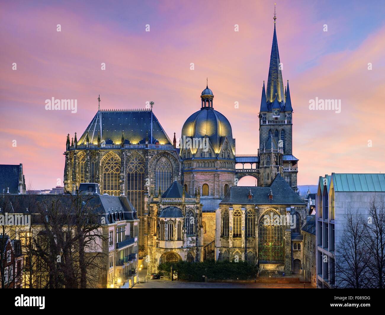 Illuminated view of Aachen Cathedral at dusk, Aachen, Germany Stock ...