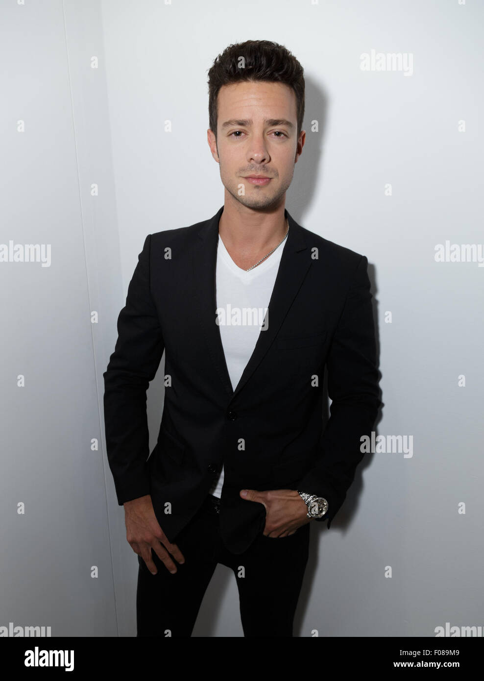 Art for Animals fundraiser art event hosted by Alison Eastwood at De Re ...