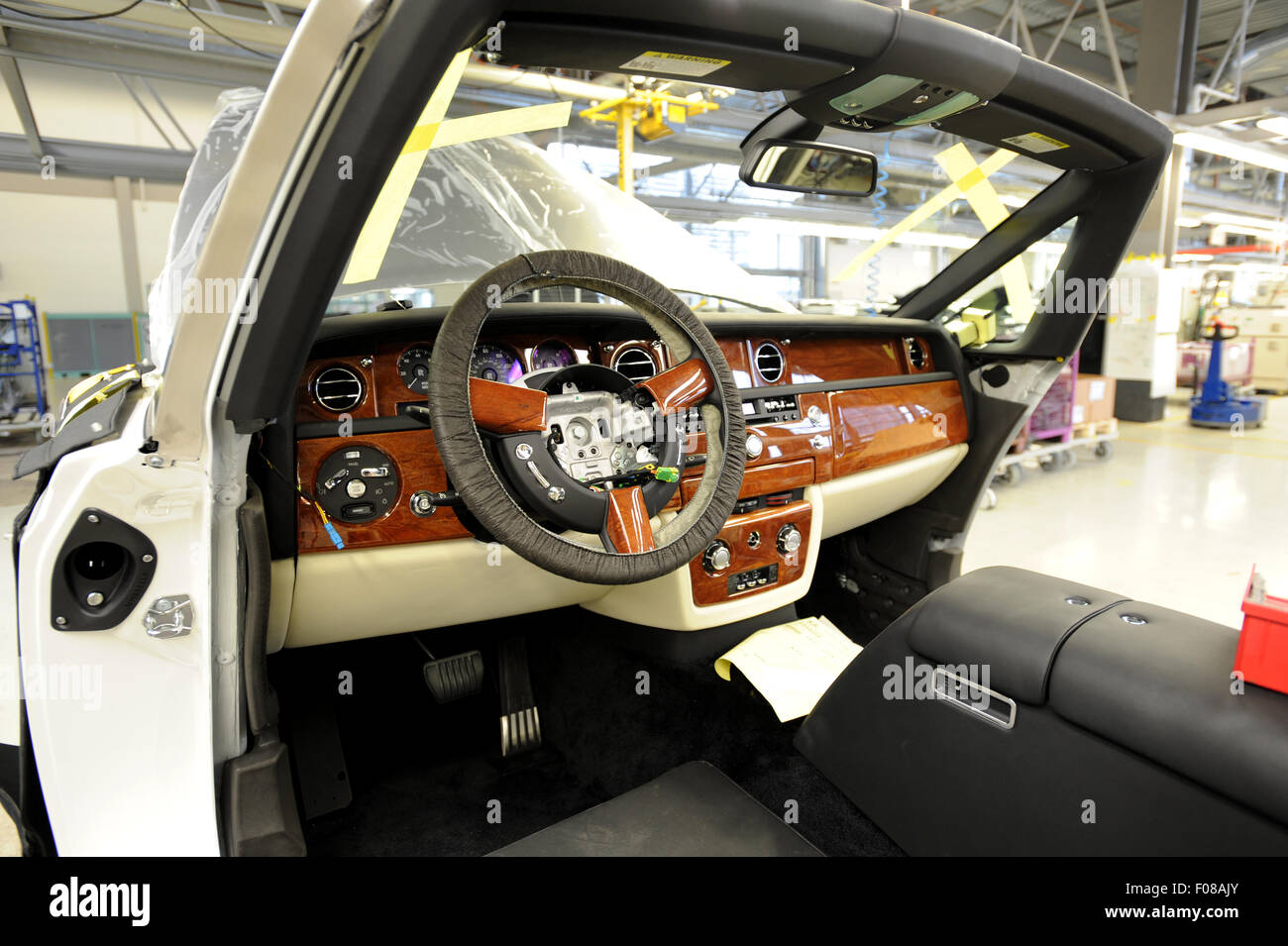 Inside the Rolls Royce car factory in England Stock Photo - Alamy