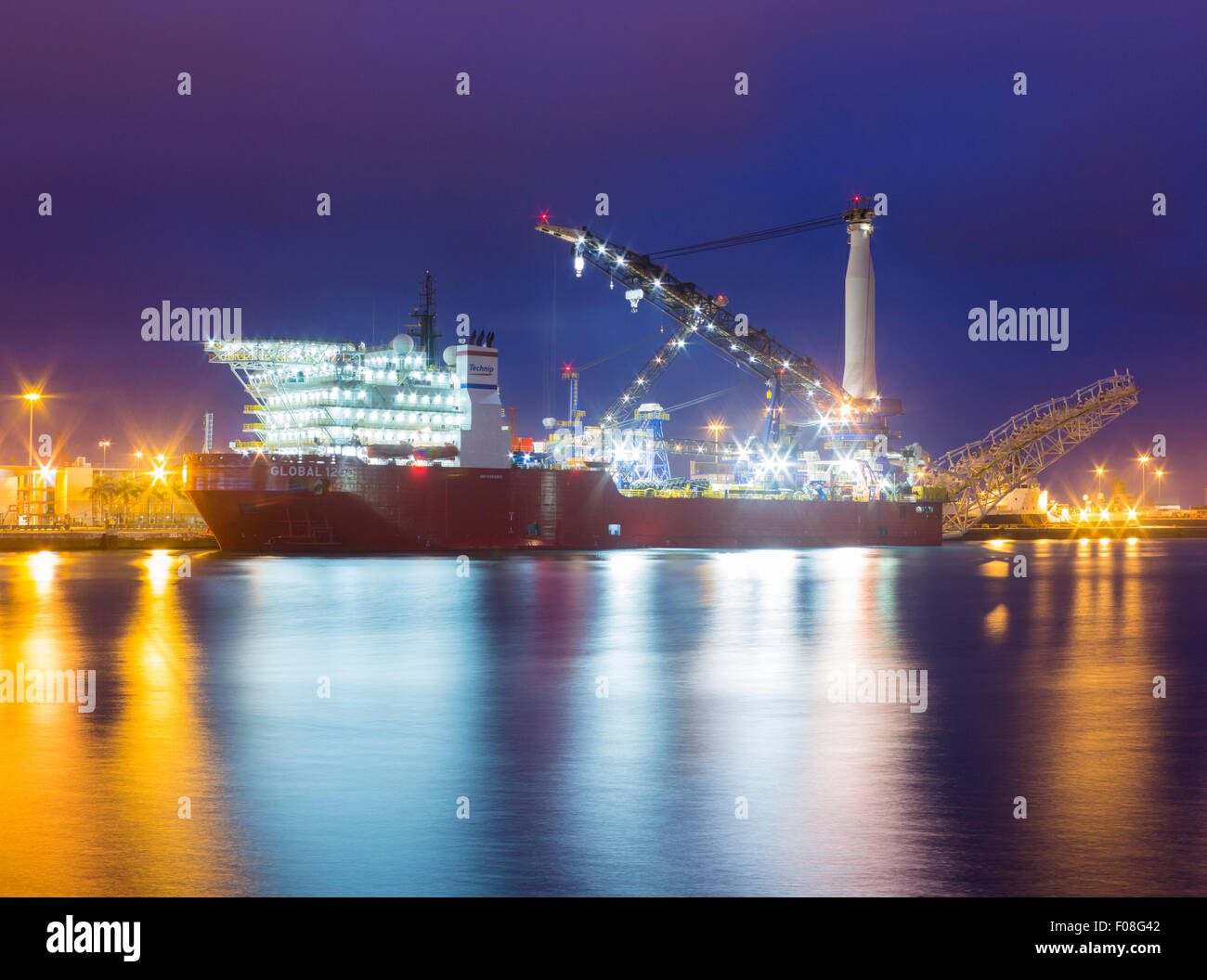 Global 1200 deepwater pipelaying ship Stock Photo - Alamy
