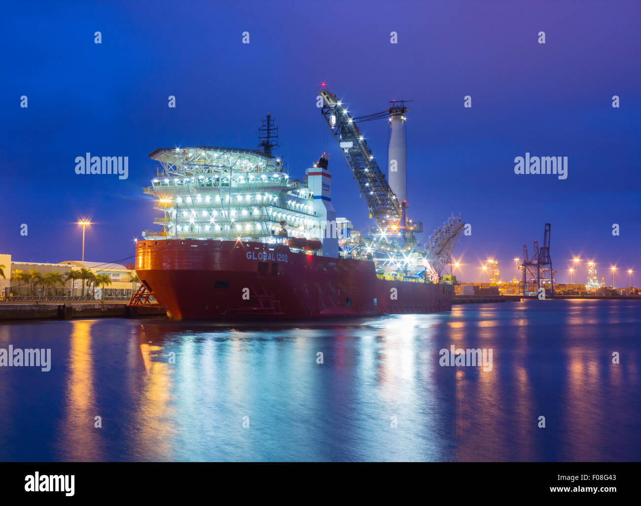 Global 1200 deepwater pipelaying ship Stock Photo - Alamy