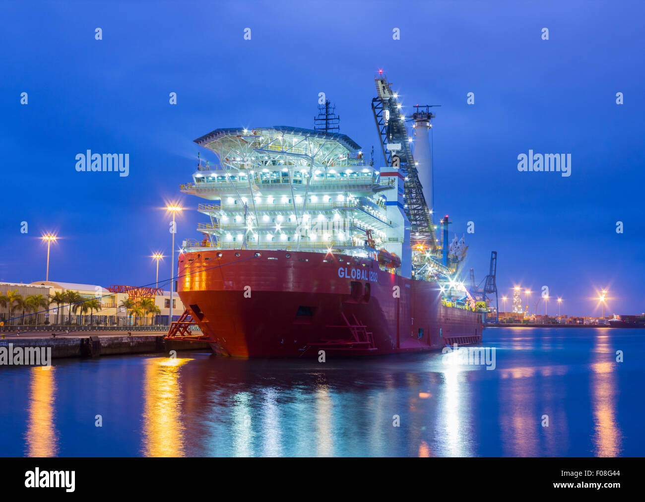 Global 1200 deepwater pipelaying ship Stock Photo - Alamy
