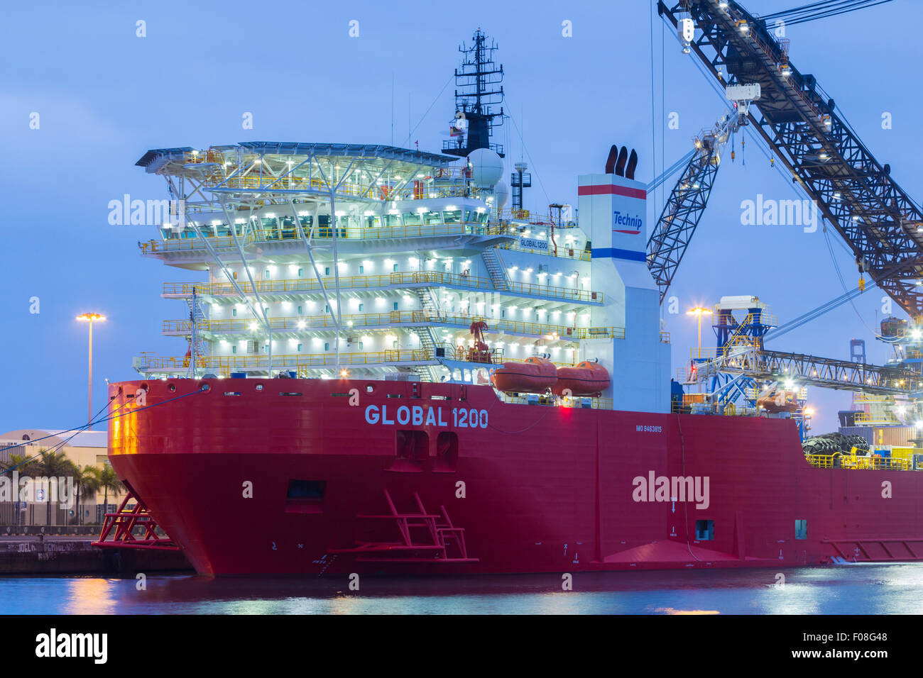 Global 1200 deepwater pipelaying ship Stock Photo - Alamy