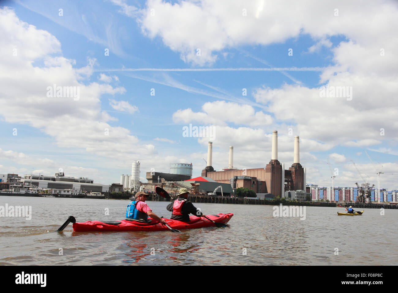 Kayaking on the River Thames from the Kayak London base at the Cremorne ...