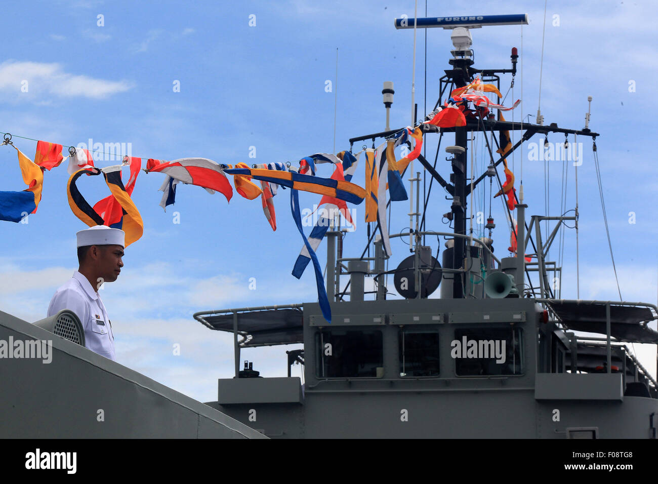 Manila, Philippines. 10th Aug, 2015. A member of the Philippine Navy ...