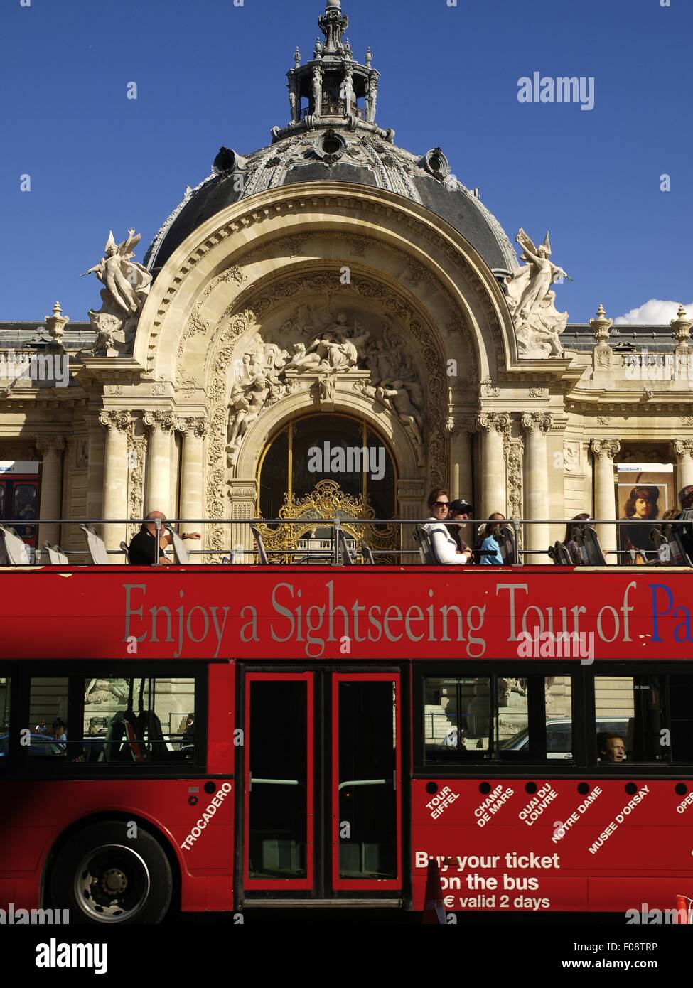 Paris tourist bus hi-res stock photography and images - Alamy