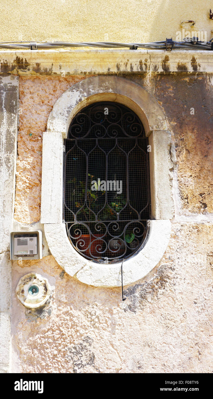 Oval window in old building hi-res stock photography and images - Alamy
