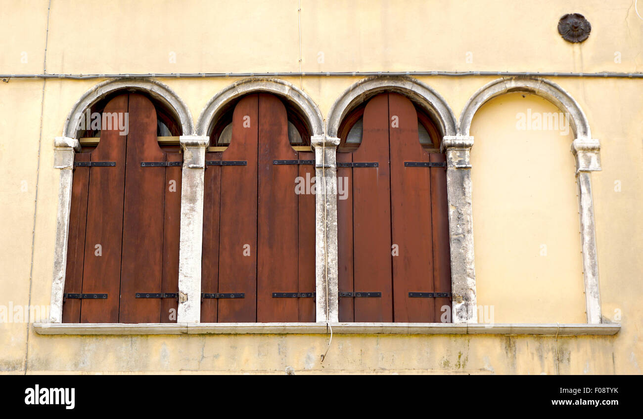 Blank windows hi-res stock photography and images - Alamy