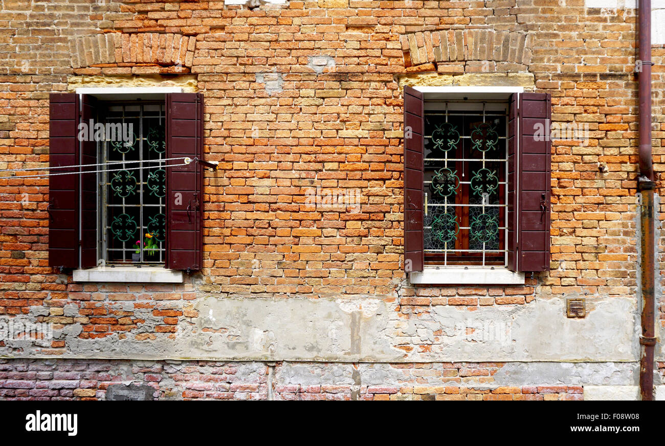 Brick wall windows hi-res stock photography and images - Alamy