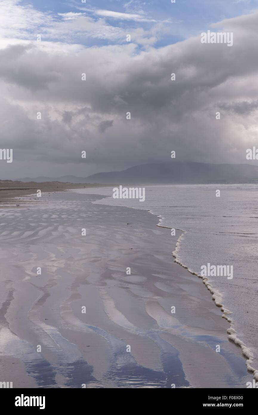 View of mountains, fog and clouds at Ring of Kerry Inch Beach, Ireland ...