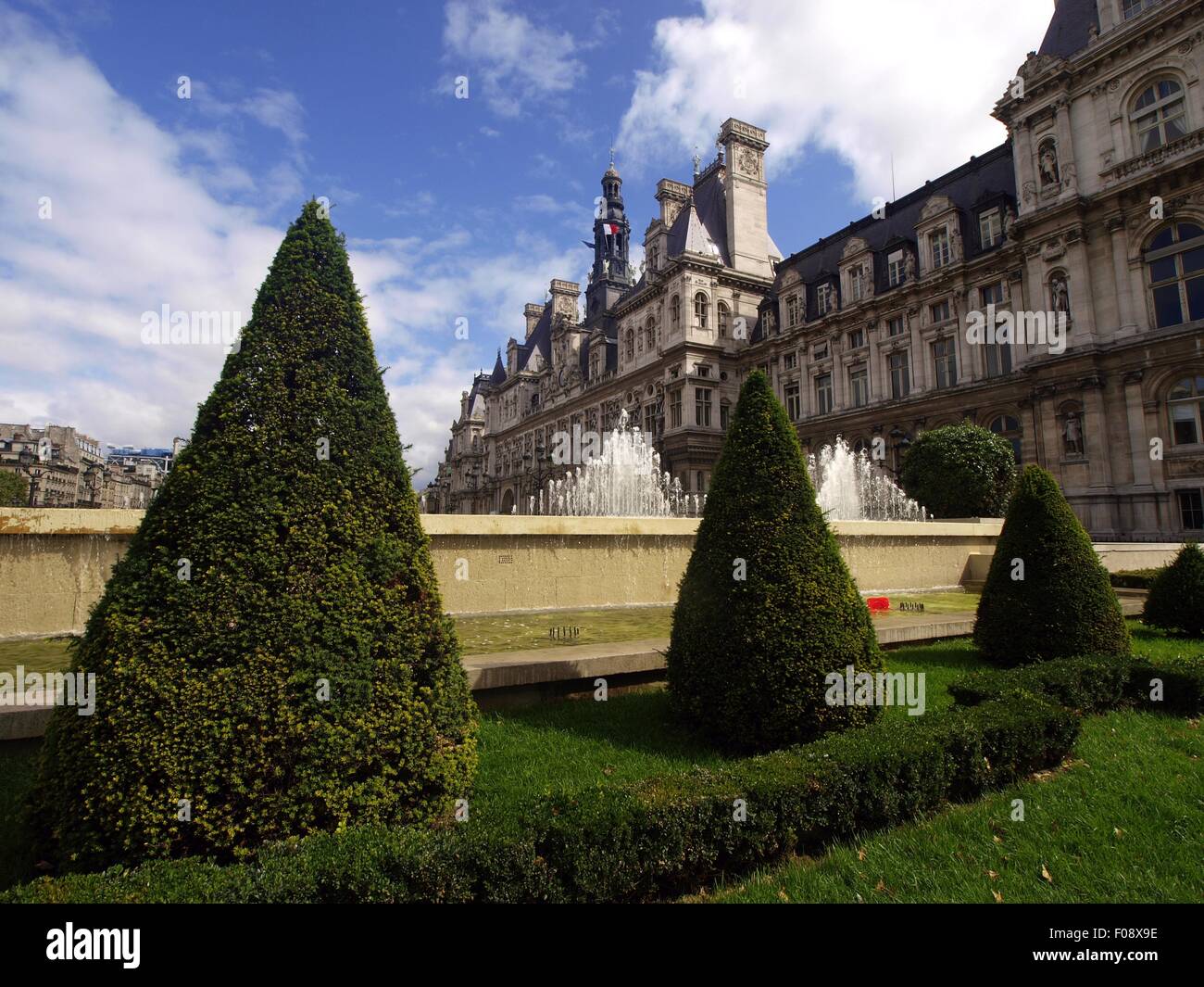 Topiary and fountain in front of Hotel de Ville in Paris, France Stock ...