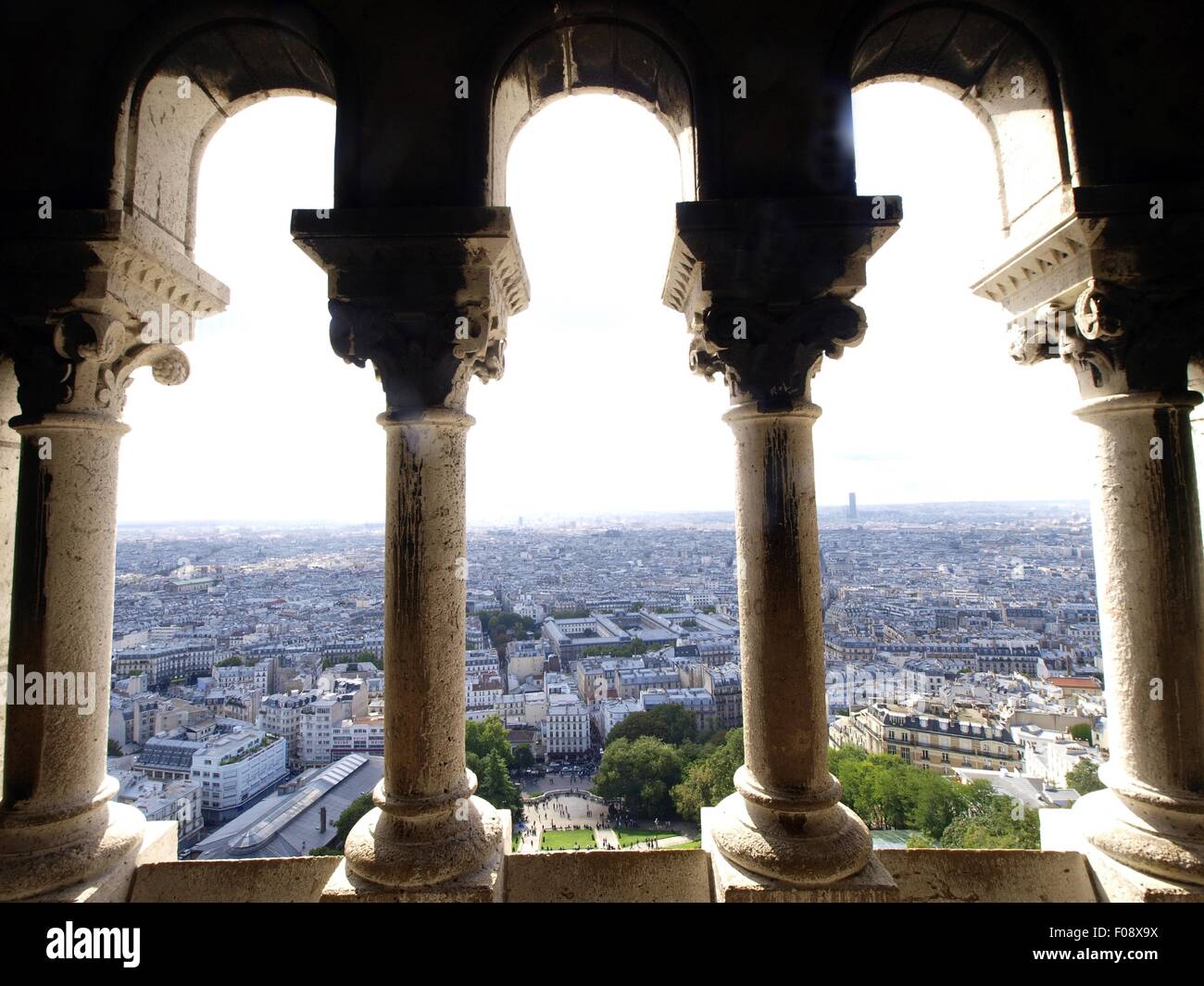 Streets in french paris alleyway hi-res stock photography and images ...