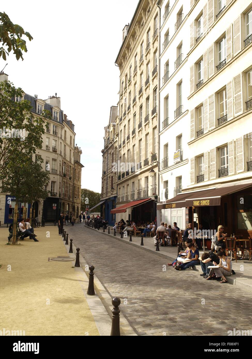 Buildings at Place Dauphine square in Ile de la Cite island, Paris ...
