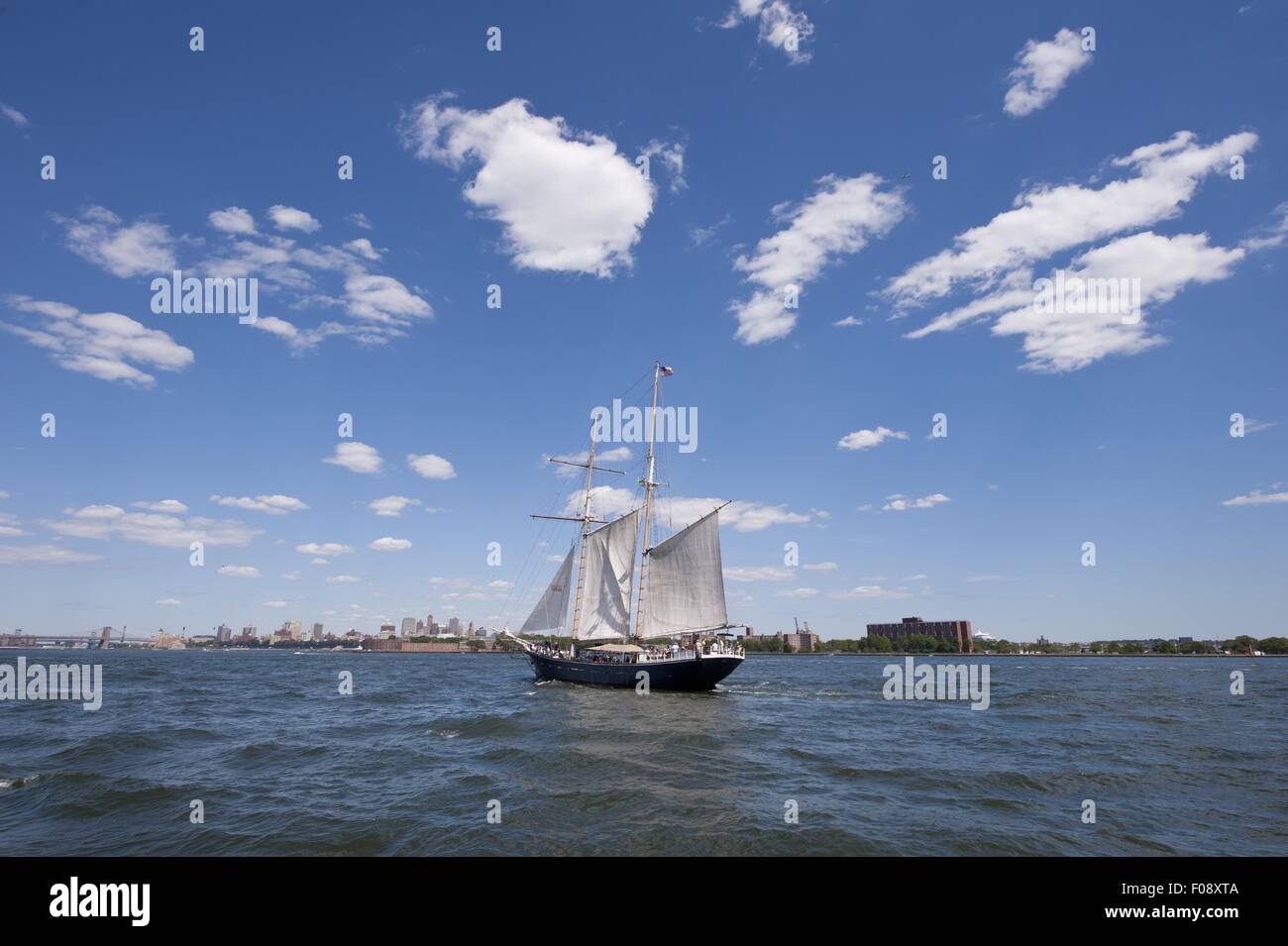 Sailing in to new york hi-res stock photography and images - Alamy