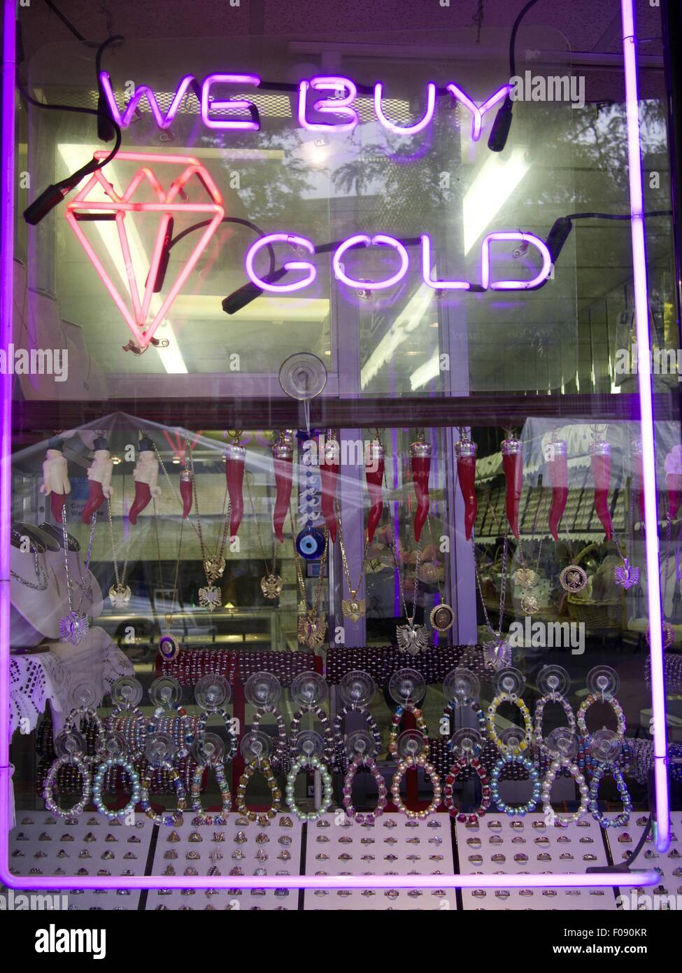 Shop around windows hi-res stock photography and images - Alamy