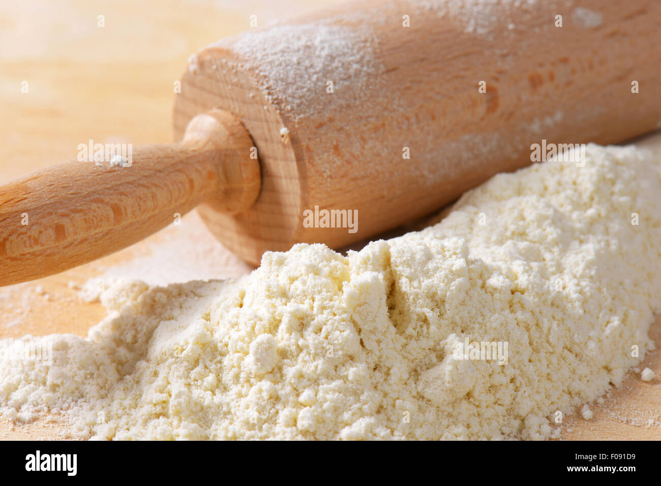 Wheat flour and wooden rolling pin Stock Photo - Alamy