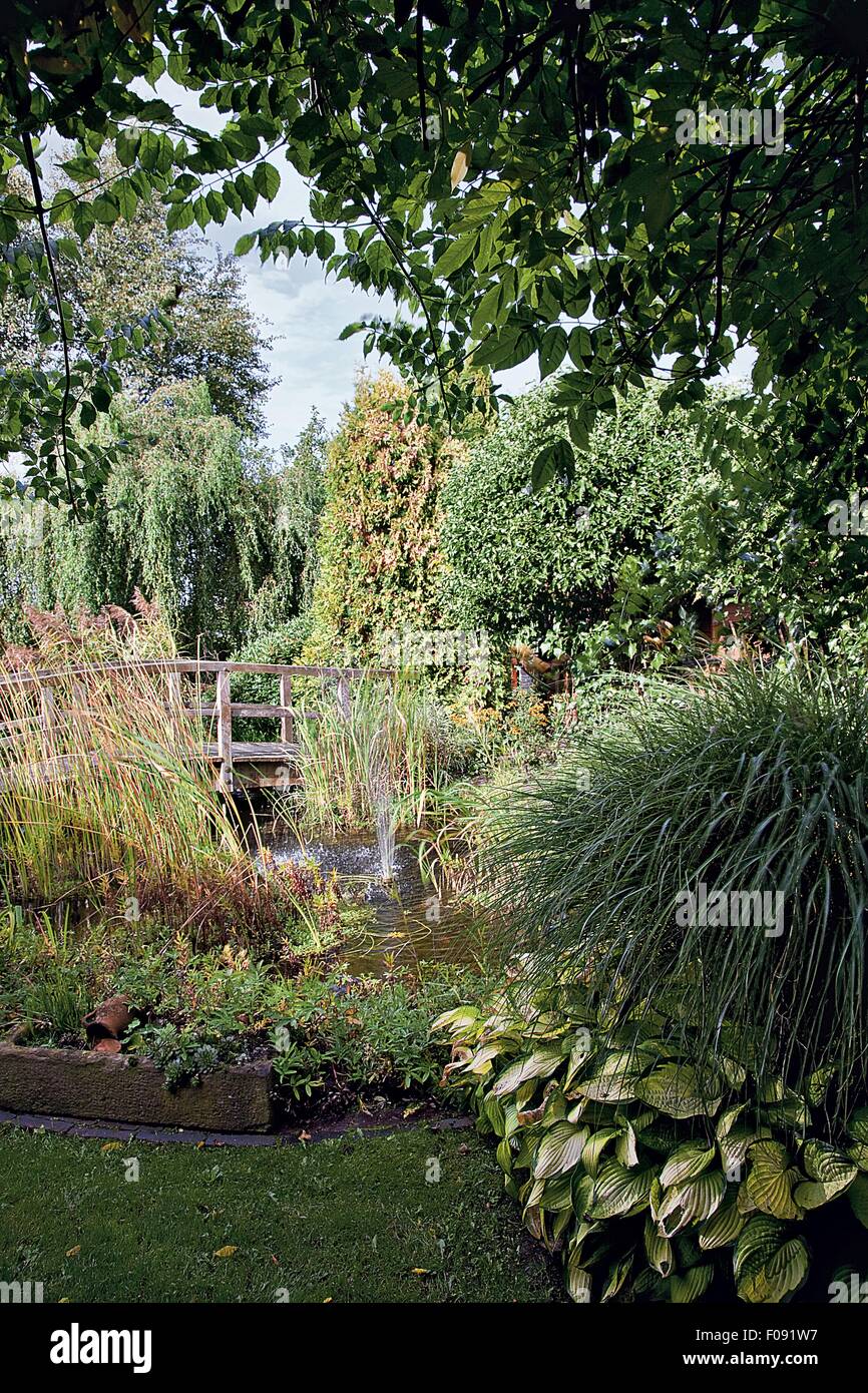 Small bridge in garden hi-res stock photography and images - Alamy