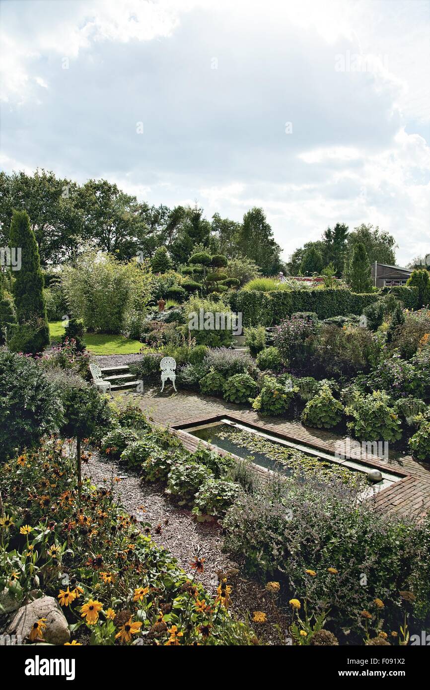 Sunken garden pond hi-res stock photography and images - Alamy