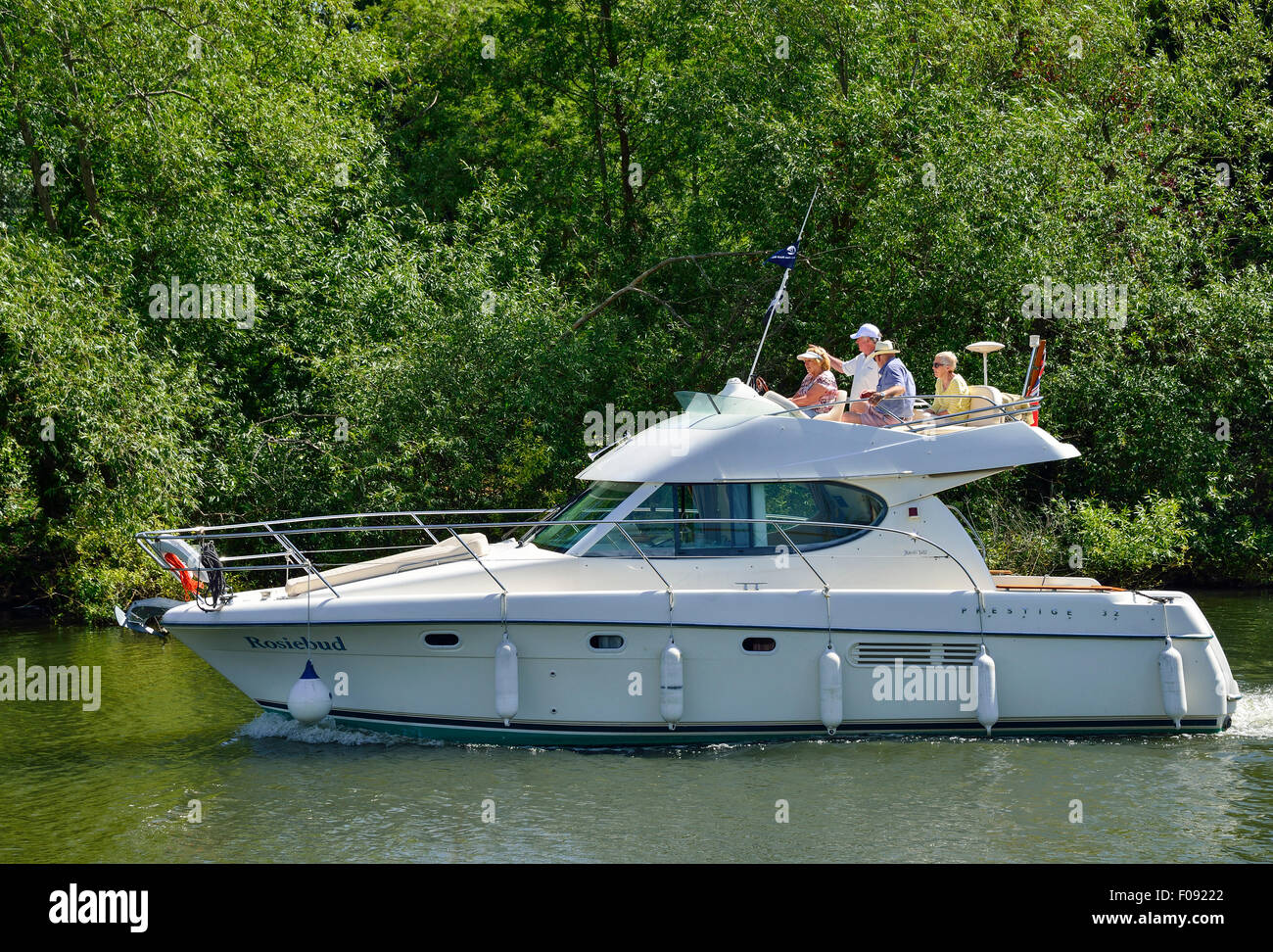 Group on Jeanneau Prestige 32 Boat cruise boat on River Thames ...