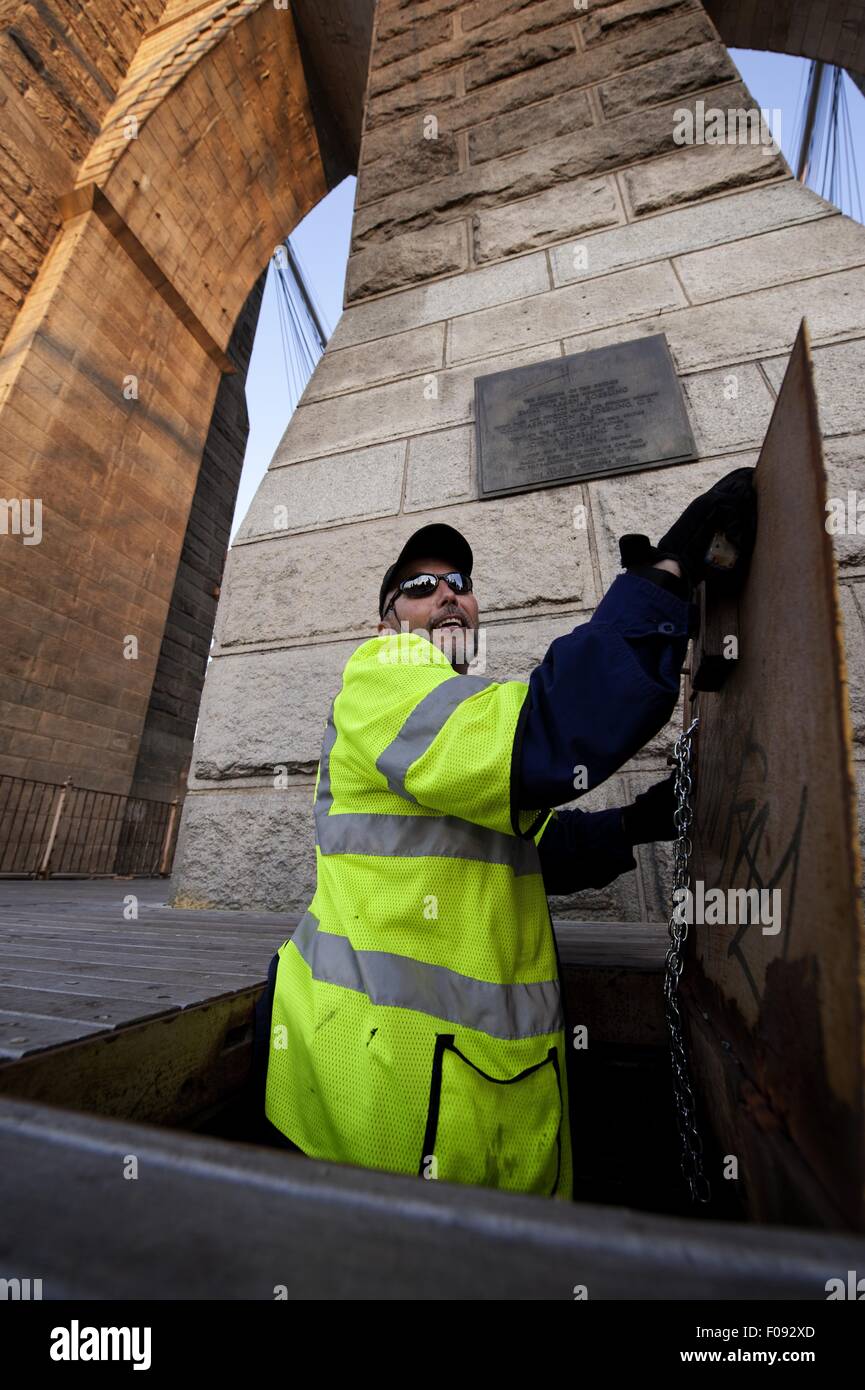 Brooklyn Bridge worker checking bridge, New York City Stock Photo - Alamy