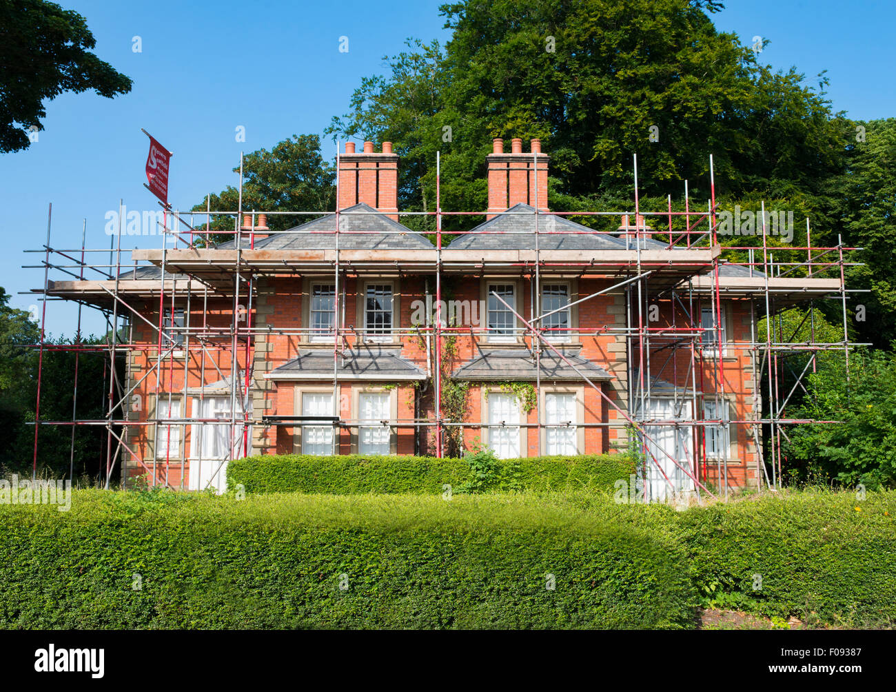 Scaffolding around house hi-res stock photography and images - Alamy