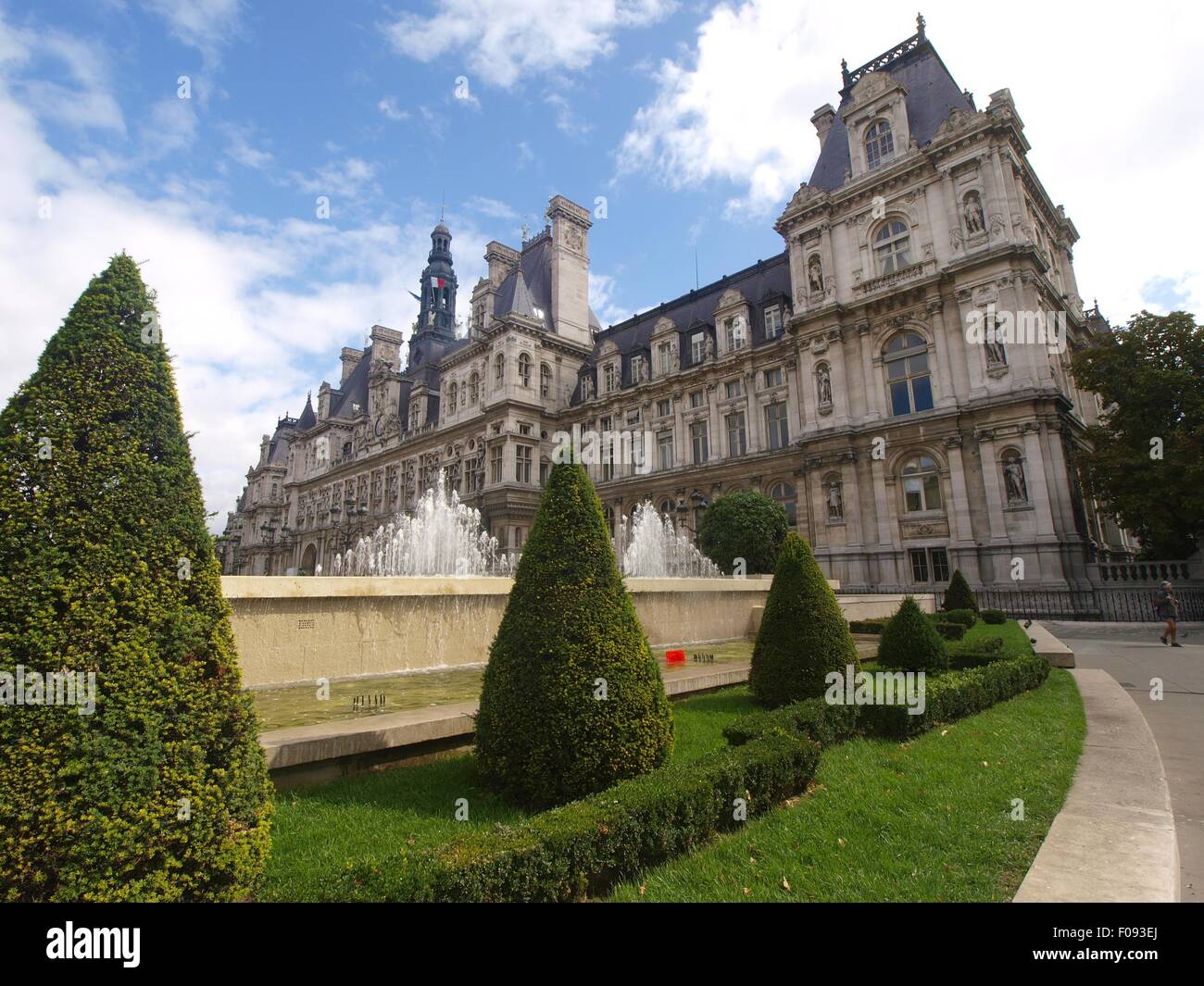 Topiary and fountain in front of Hotel de Ville in Paris, France Stock ...