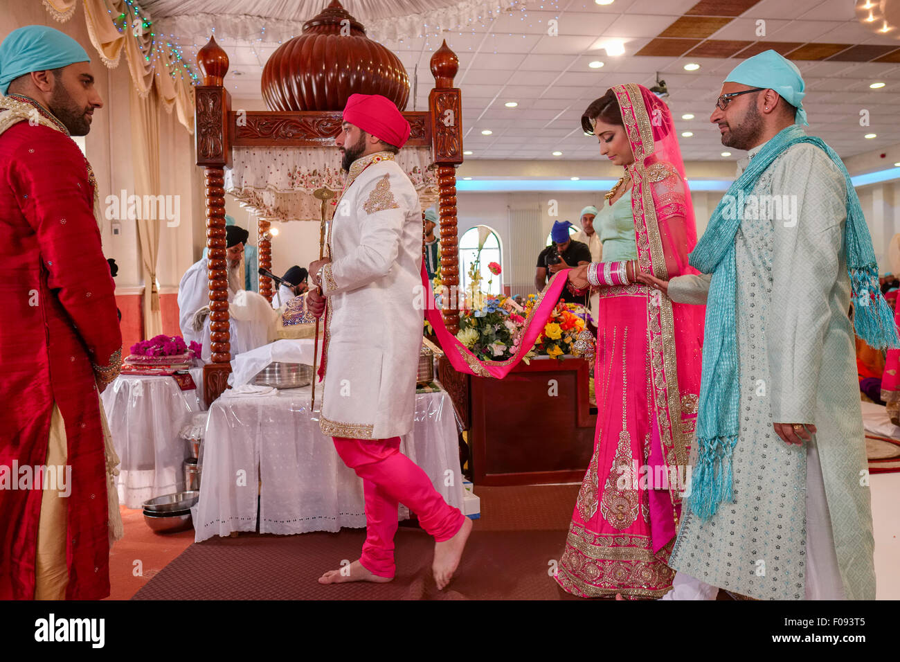 Sikh groom in gurdwara temple hi-res stock photography and images - Alamy