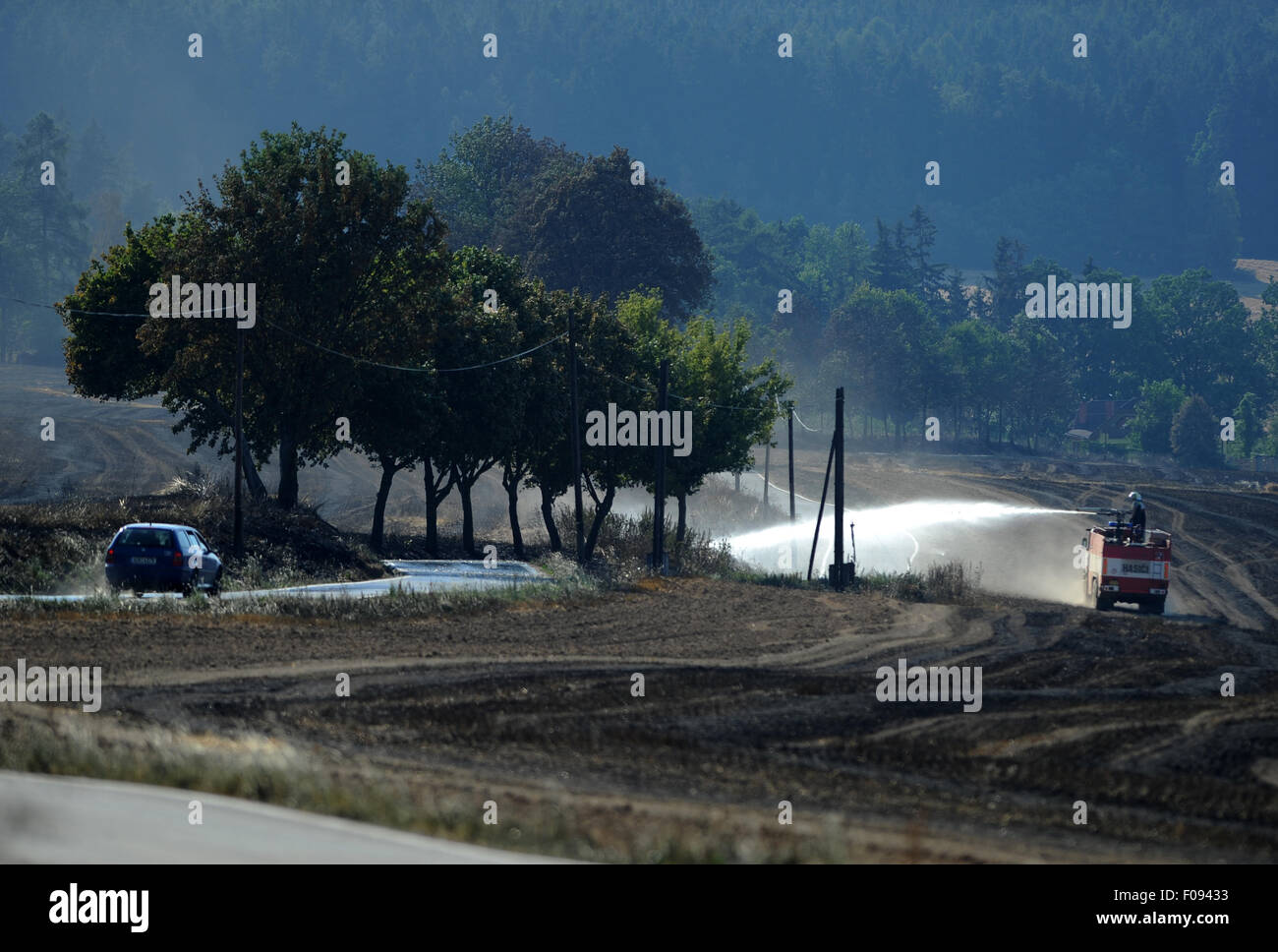Tackling forest fire hi-res stock photography and images - Alamy