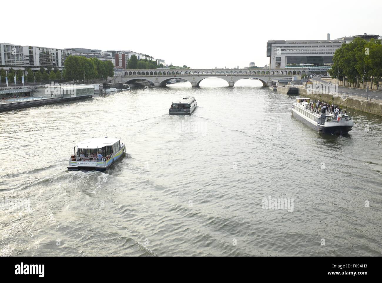 Arch bridge paris hi-res stock photography and images - Alamy
