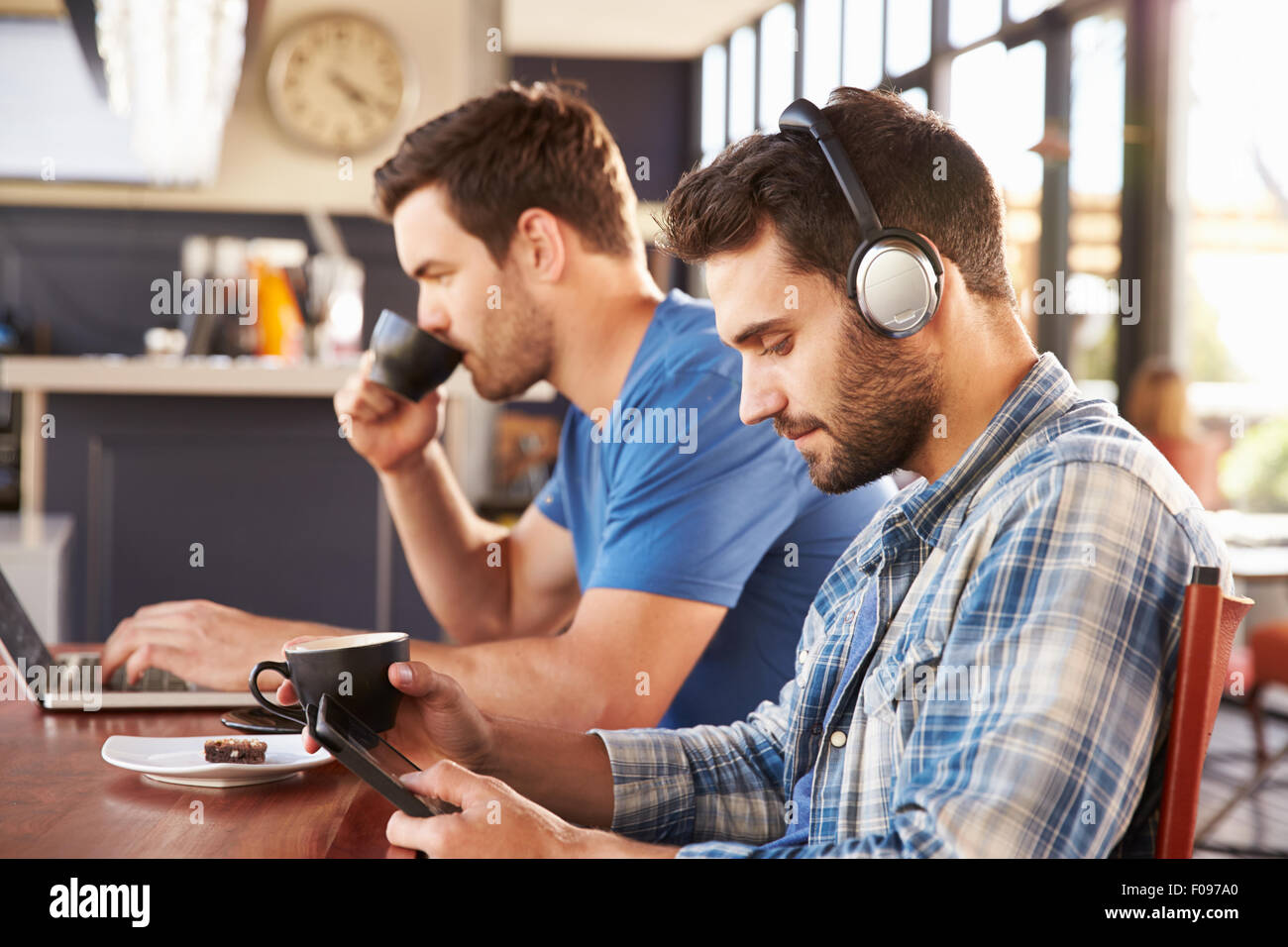 Social computers hi-res stock photography and images - Alamy
