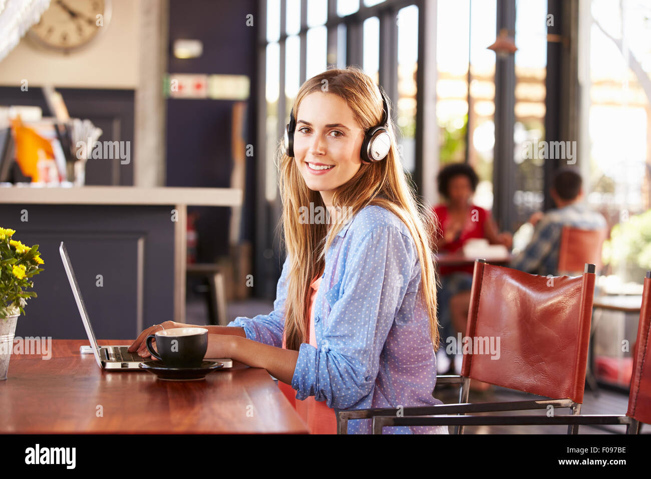 Young woman using computer at a coffee shop Stock Photo - Alamy